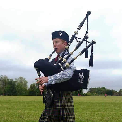 irish bagpipe player